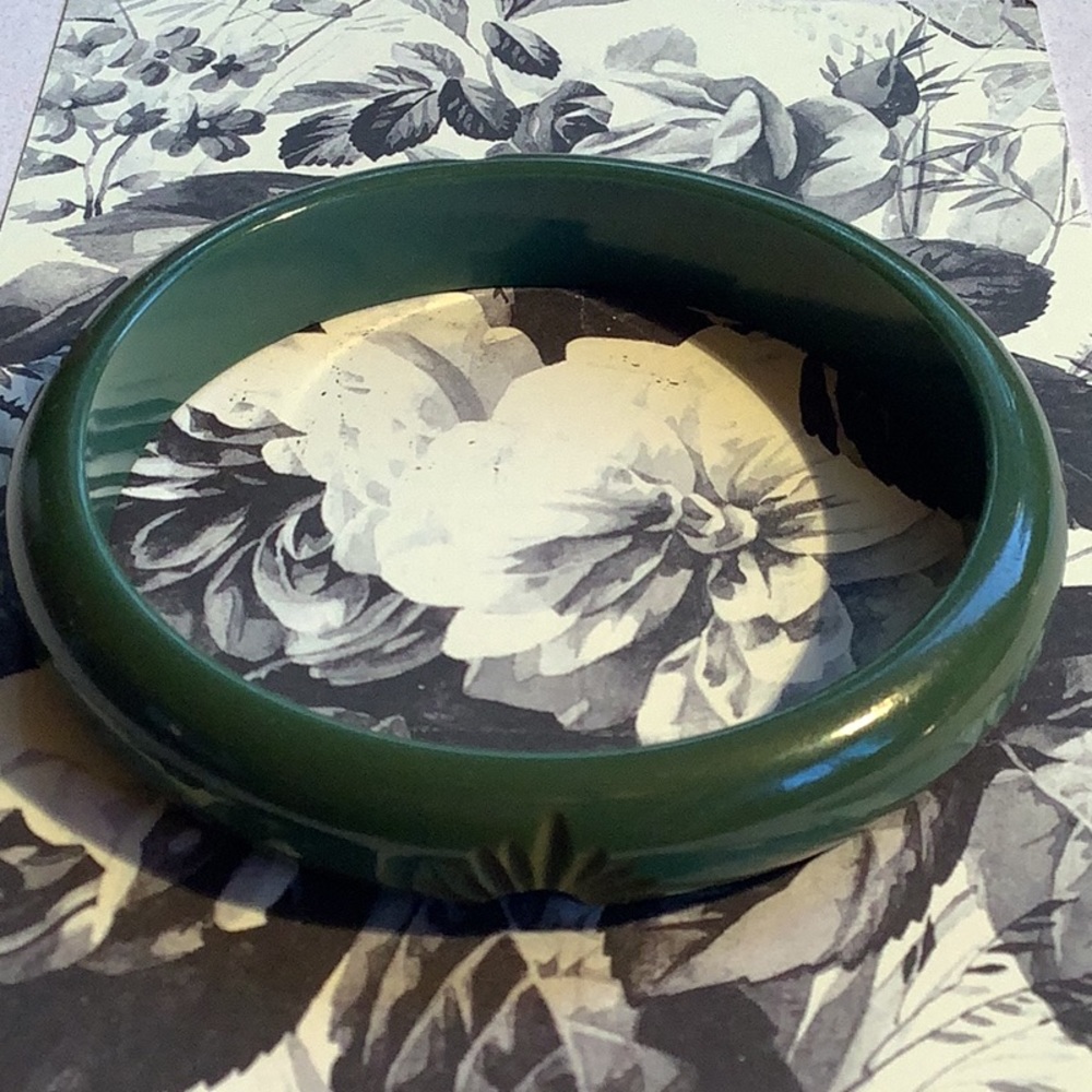 Vintage 1940s Bakelite Olive Green Floral Carved Bang… - Gem